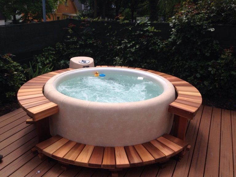 Holzumrandung • Softub Whirlpools