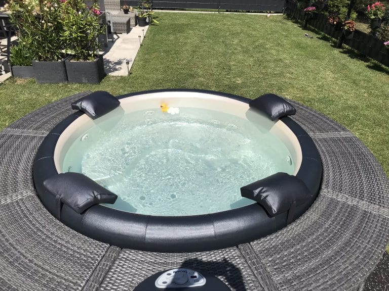 Polyrattanumrandung • Softub Whirlpools